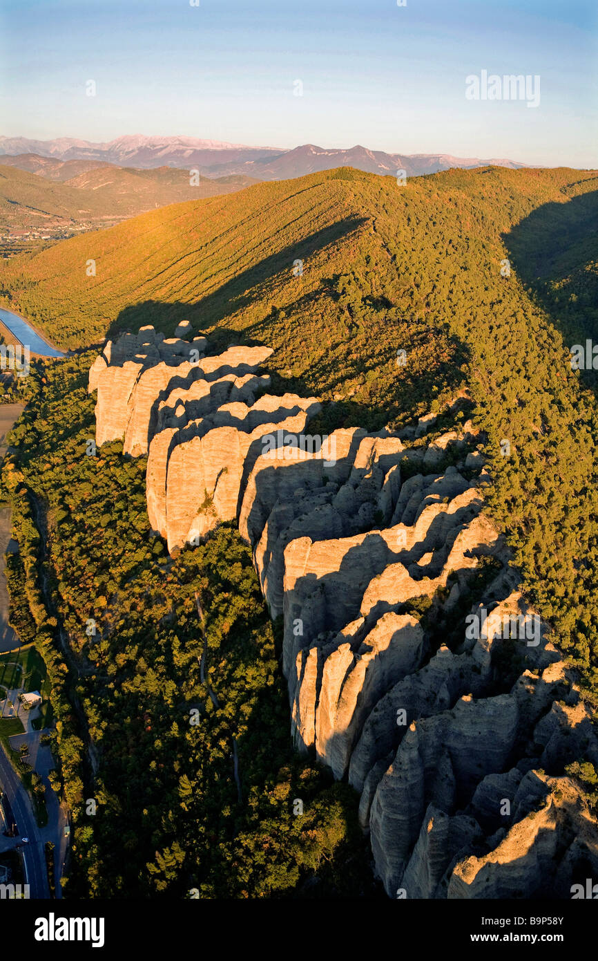 France, Alpes de Haute Provence, Les Mees, the village at the foot of ...