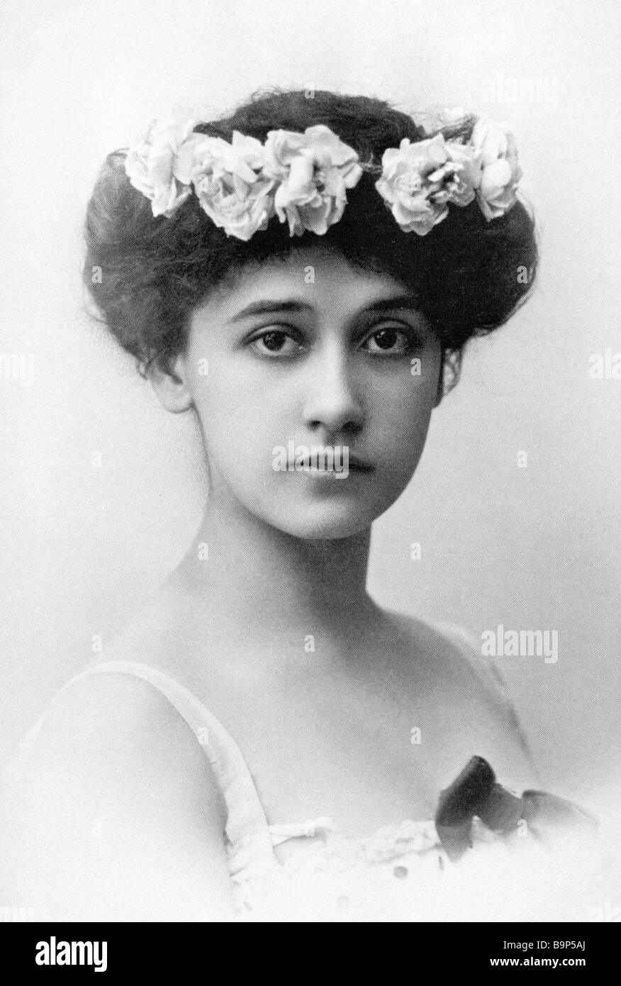 Russian ballet dancer Tamara Karsavina dressed as Flore Mariinsky ...