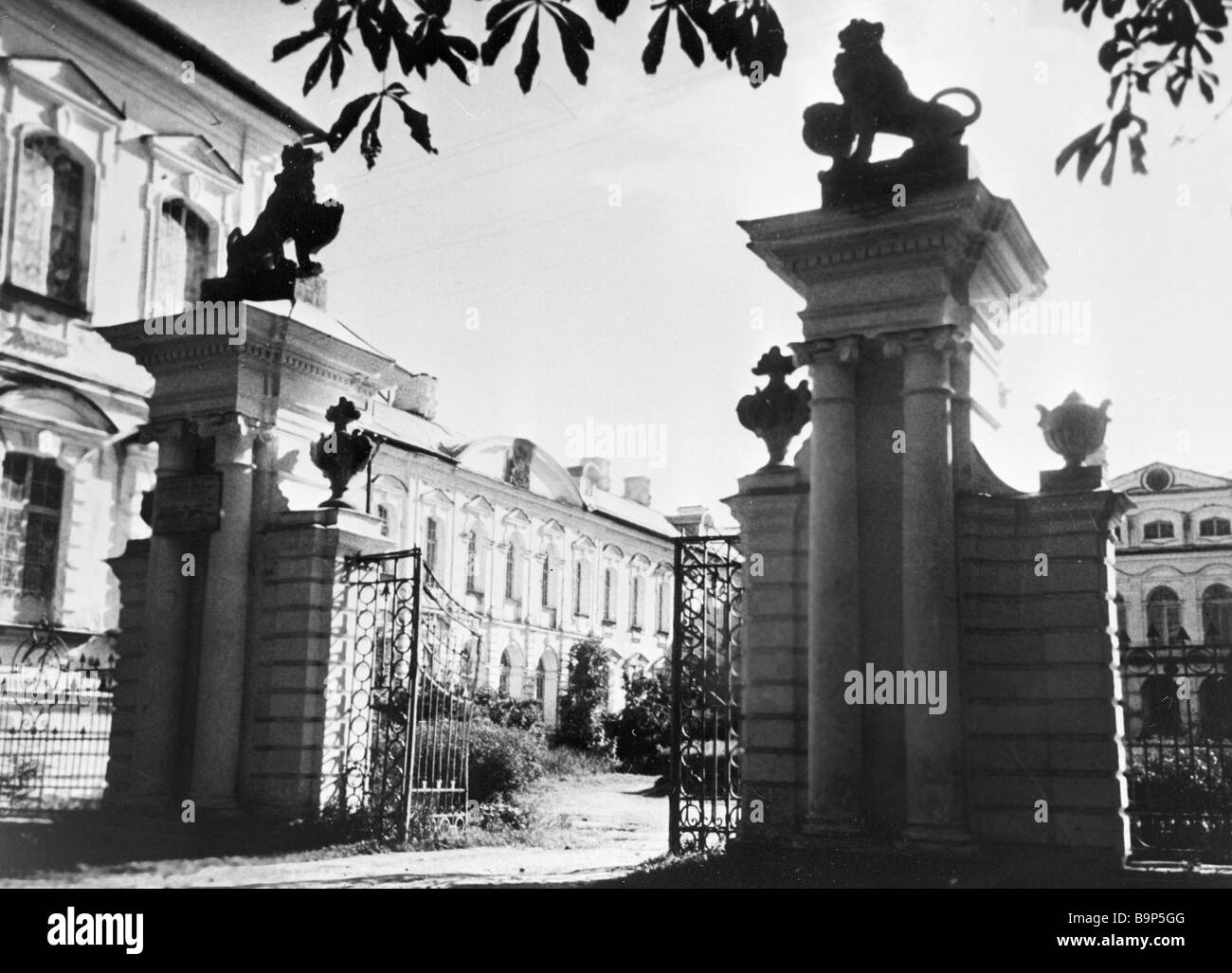 The gates of the Rundal Palace by architect Rastrelli Stock Photo - Alamy