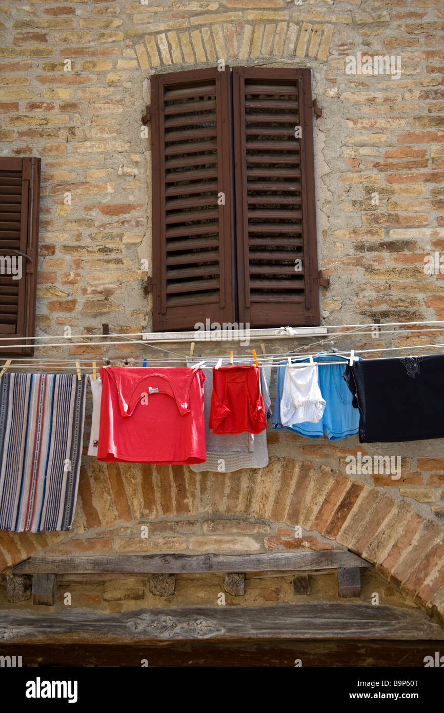 Washing lines in the alleyways of San Gimignano, Tuscany, Italy Stock ...