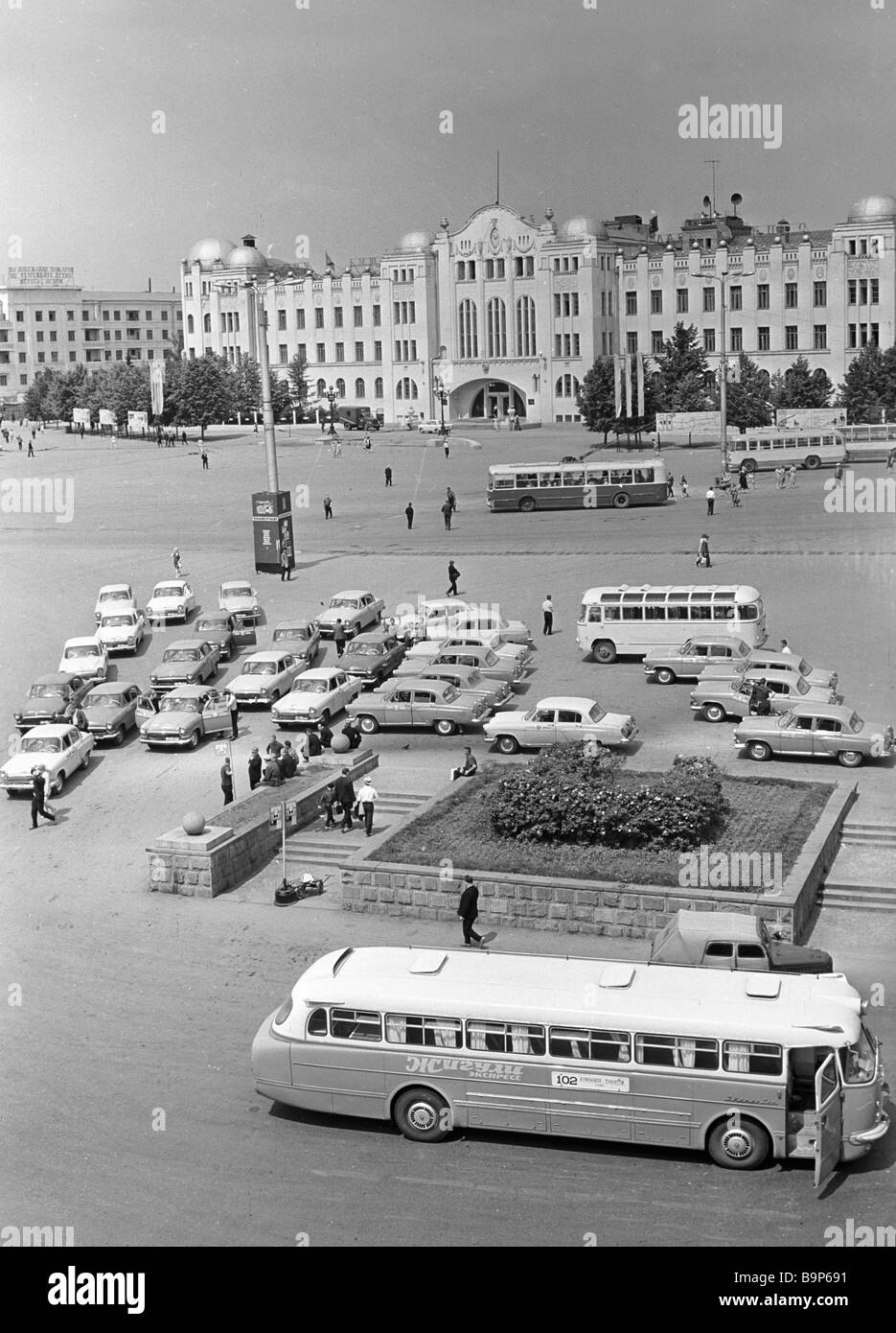Parking lot in Komsomolskaya Square in Kuibyshev Stock Photo - Alamy