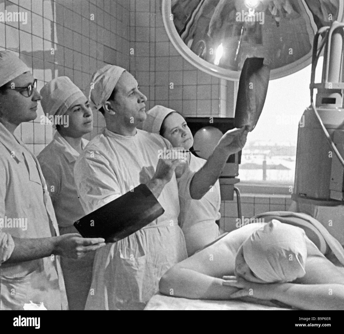 Traumatic surgeons before an operation Stock Photo - Alamy