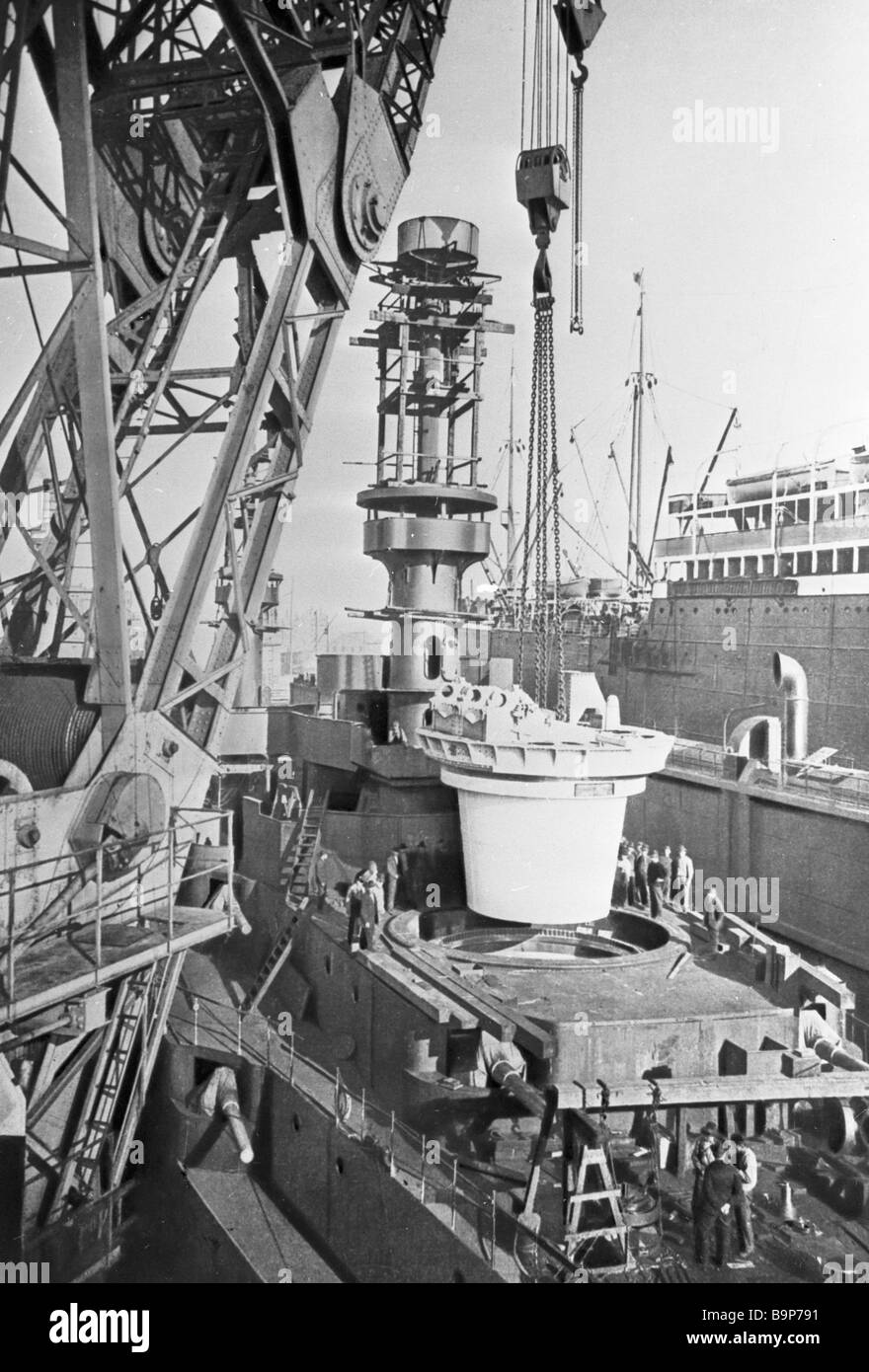 Building warship in Hamburg dockyard Stock Photo - Alamy