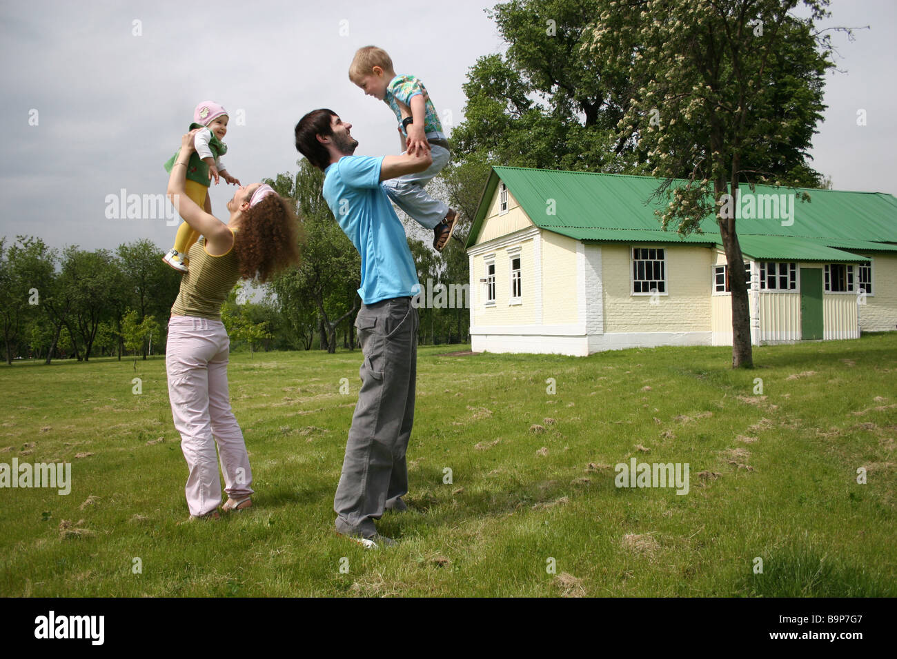 family of four in yard Stock Photo - Alamy