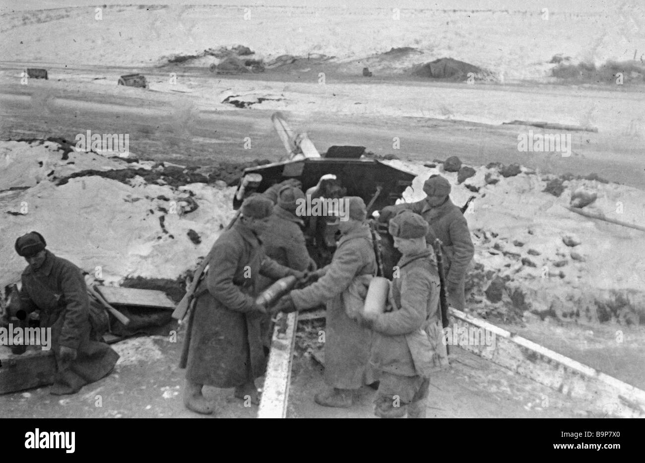 Soldiers carrying a shell to a howitzer Stock Photo - Alamy