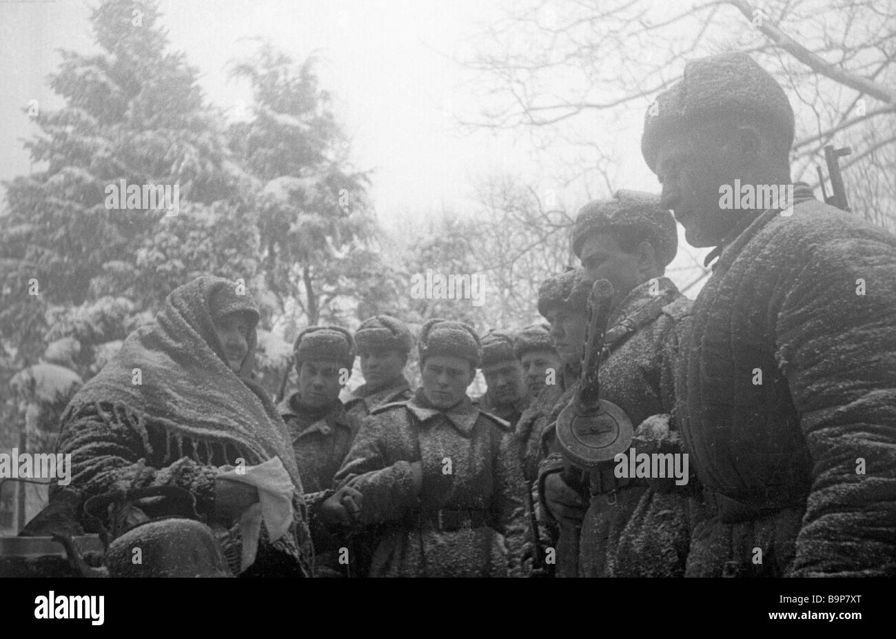 A woman talking to soldiers Stock Photo - Alamy