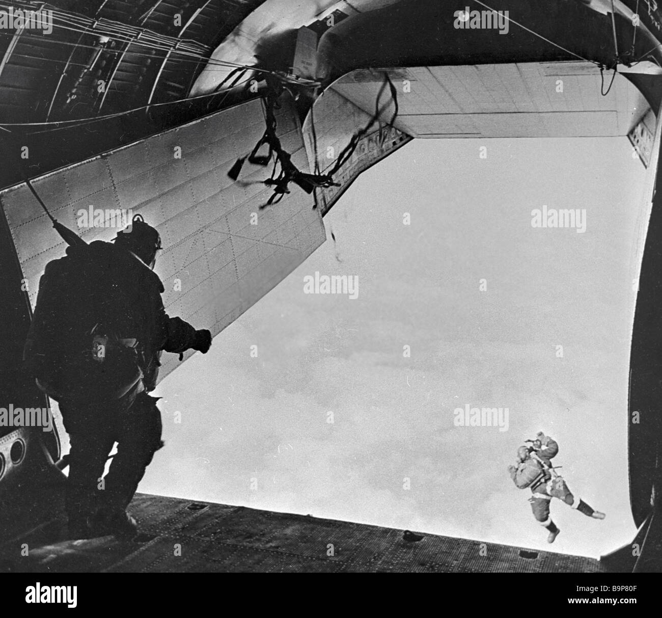 Parachutists jumping from a plane Stock Photo - Alamy