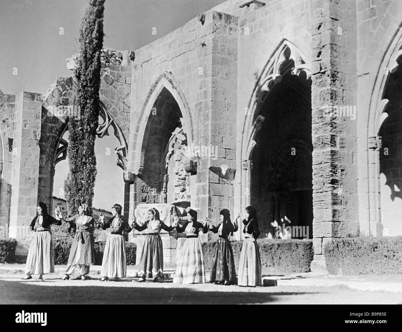 Cypriot women in national dress do a national Cypriot dance Stock Photo ...