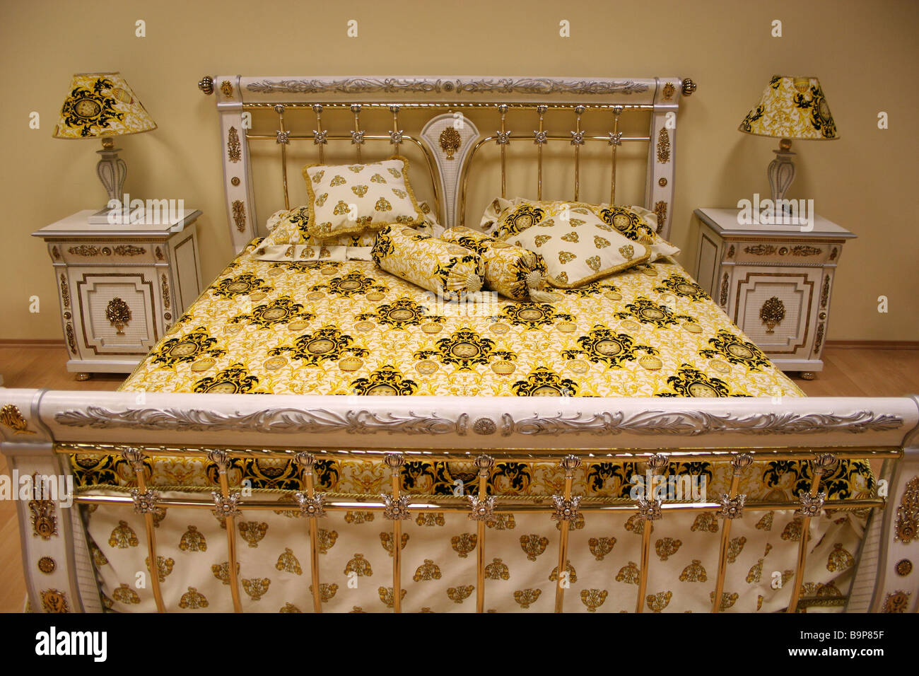 Grand bed frame hi-res stock photography and images - Alamy