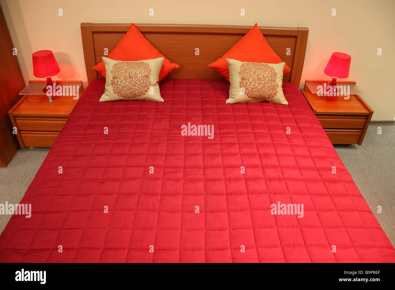 Red bed cover hi-res stock photography and images - Alamy