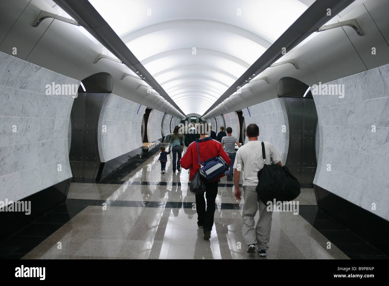 Lobby crowd hi-res stock photography and images - Alamy