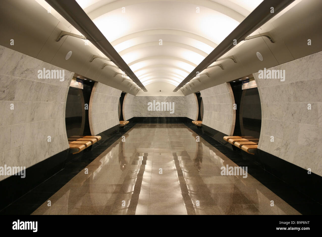 empty subway station Stock Photo - Alamy
