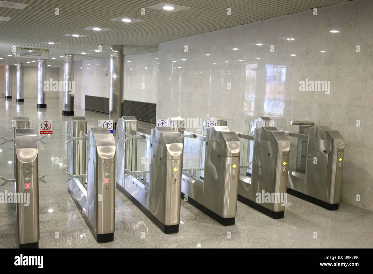 Revolving door subway station hi-res stock photography and images - Alamy