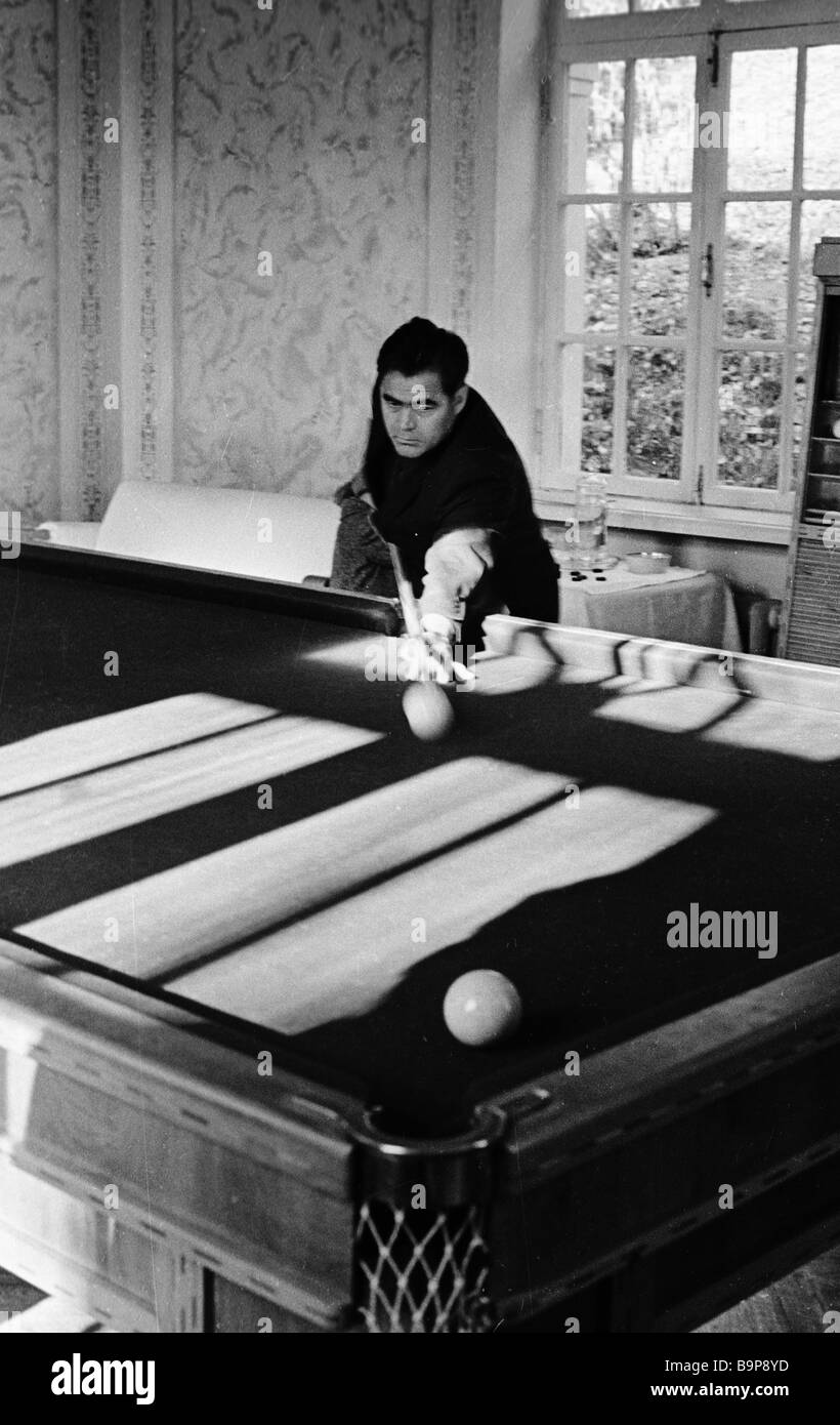 Pilot cosmonaut Andriyan Nikolayev playing billiards Stock Photo - Alamy