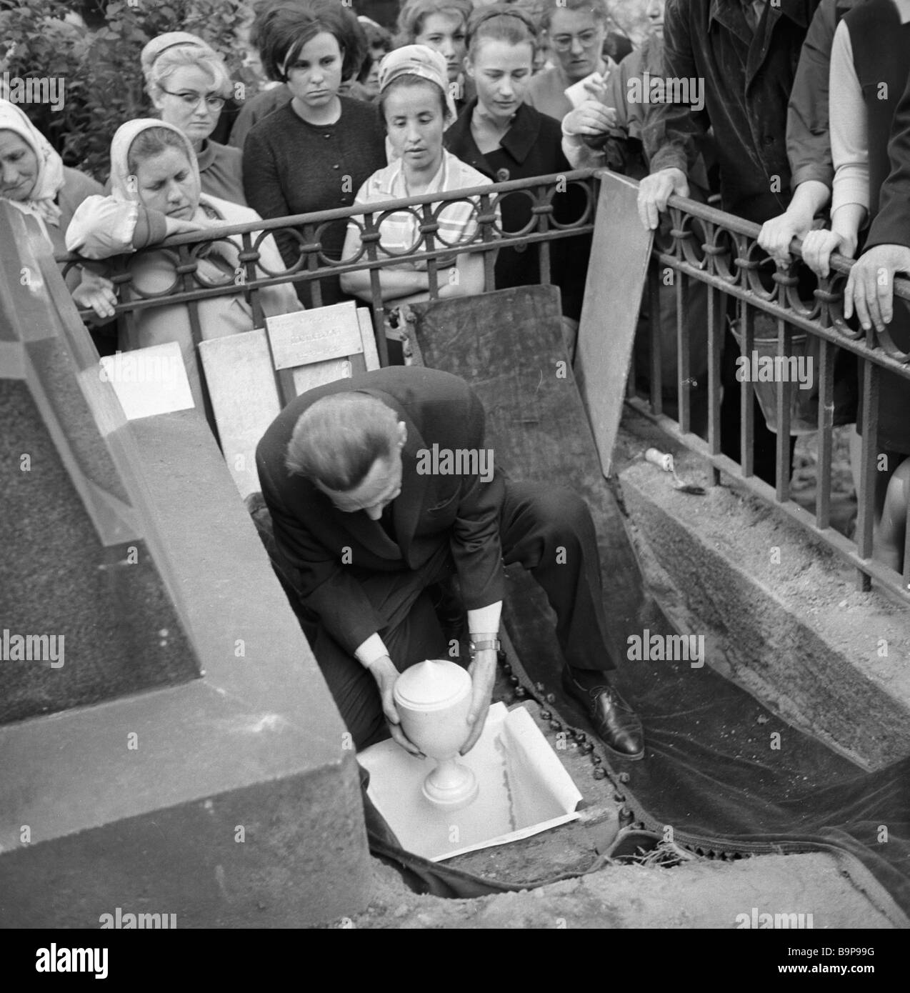 Writer Dostoyevsky s nephew Andrew lowers Anna G Dostoyevsky s funeral ...