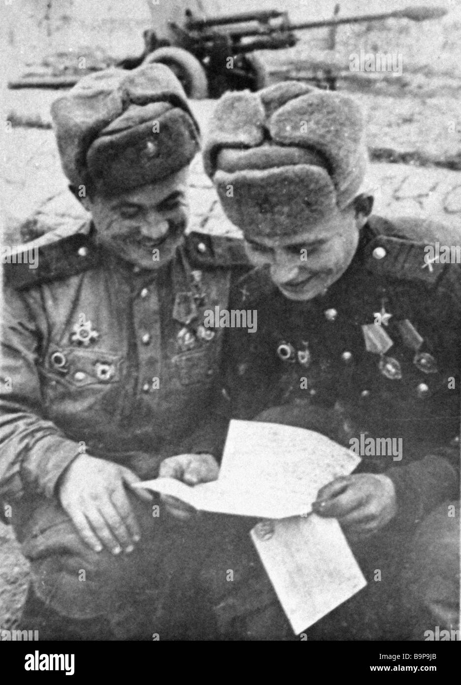 Hero of the Soviet Union Veniamin Permyakov right 76 mm gun layer with ...
