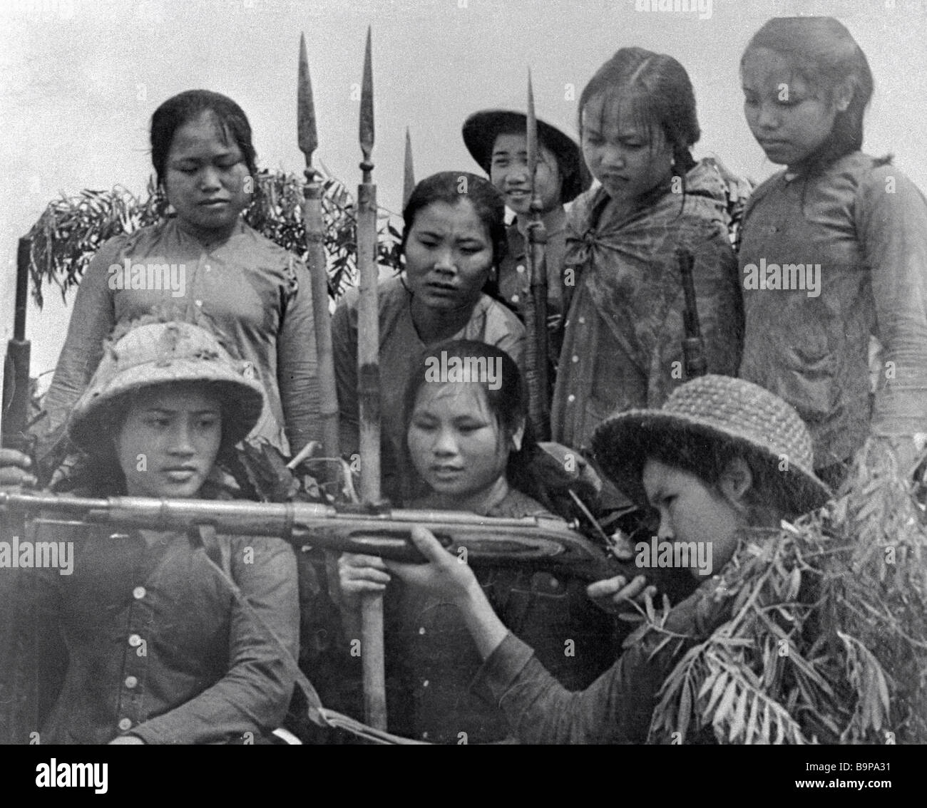 Vietnamese young people training to shoot the automatic rifle Stock ...