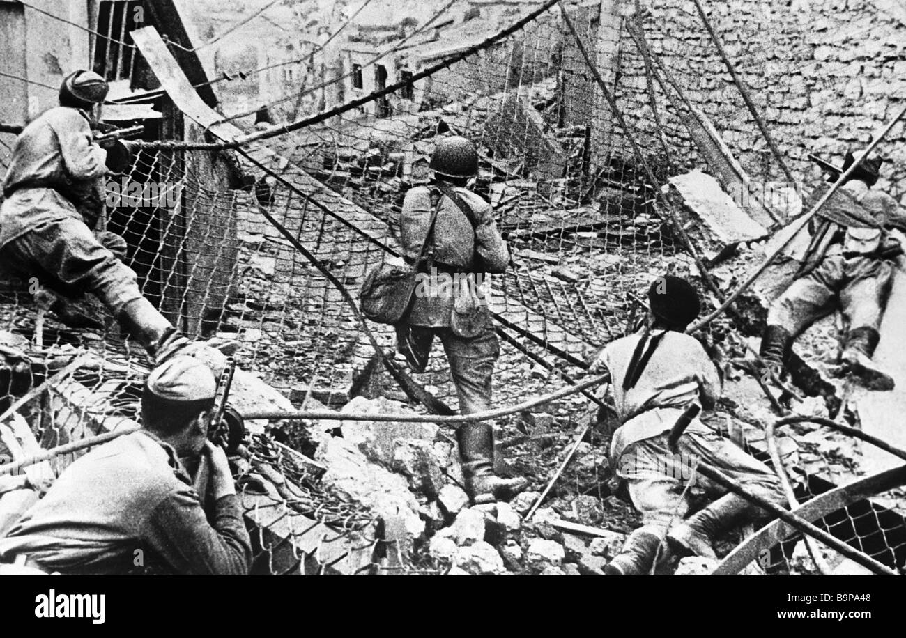Soviet soldiers fighting near a cement factory Stock Photo - Alamy