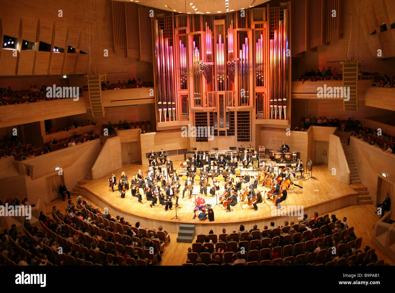 Symphony orchestra hi-res stock photography and images - Alamy