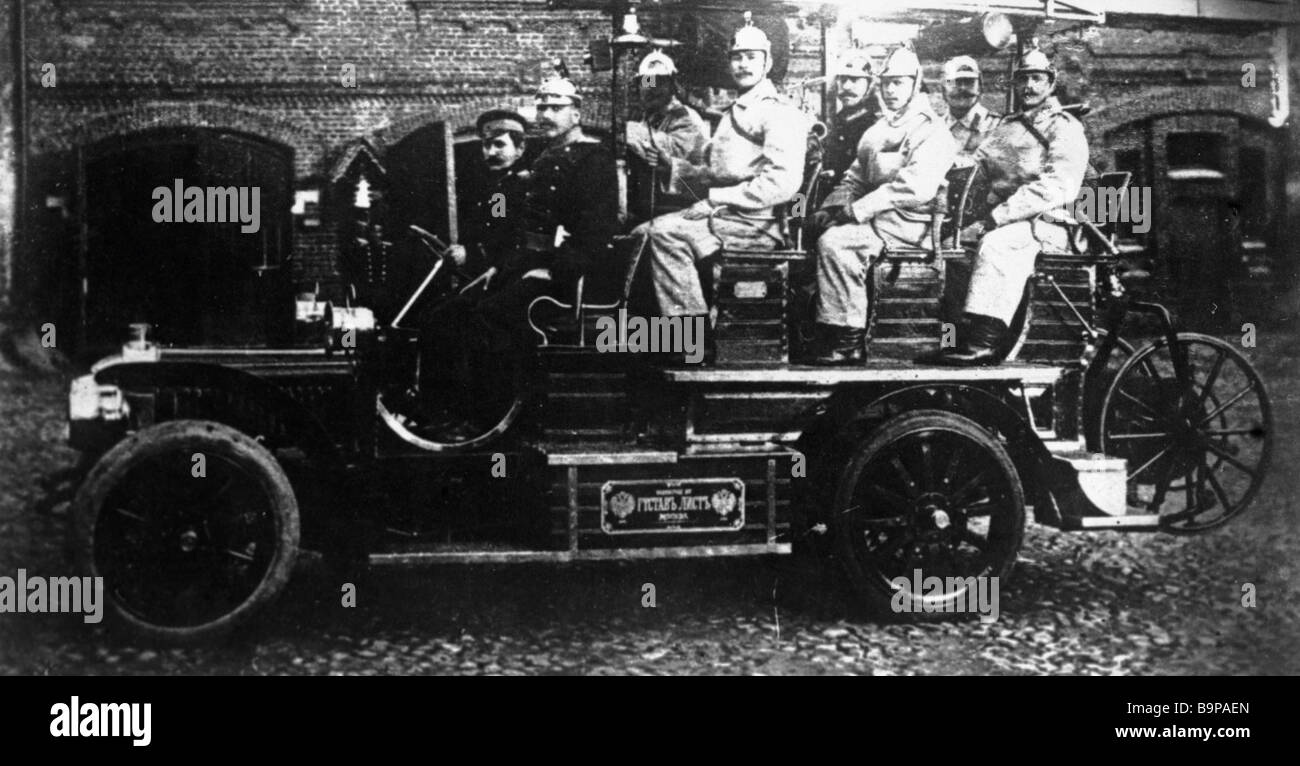 A Moscow fire brigade sets off on a call Stock Photo - Alamy