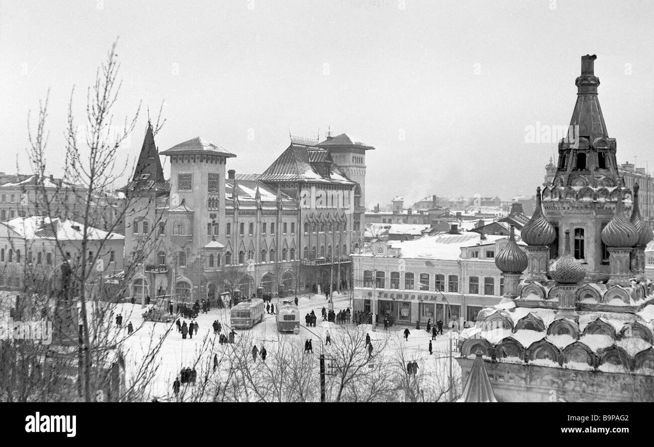 Chernyshevsky Square in Saratov Stock Photo - Alamy