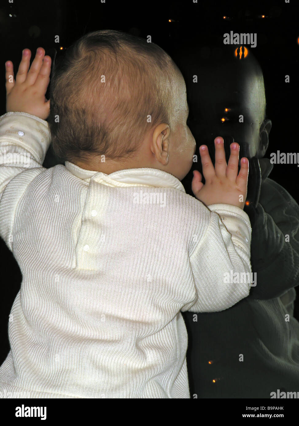 baby at window Stock Photo - Alamy