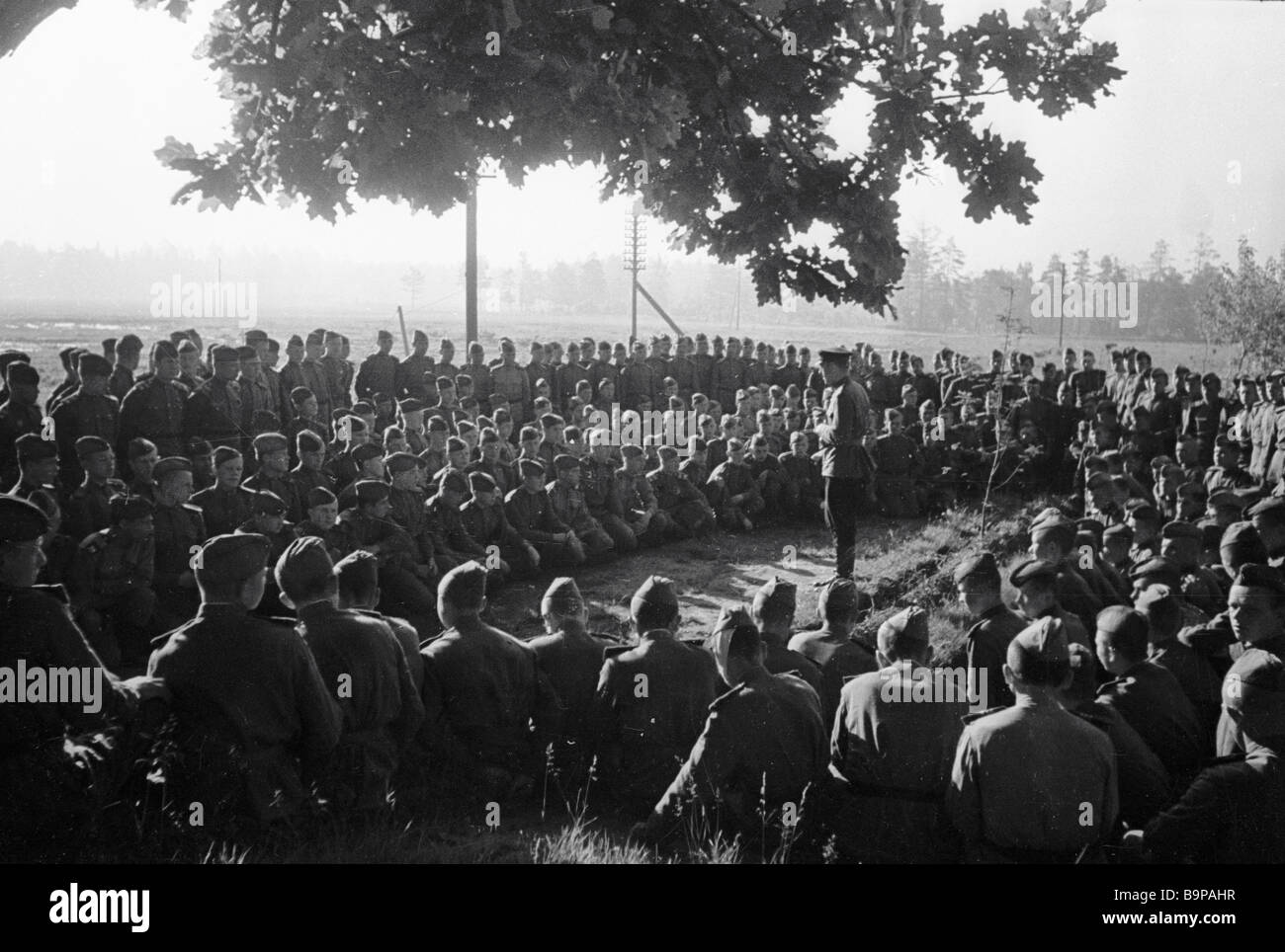 Soldiers having rest and listening to their commander Stock Photo - Alamy