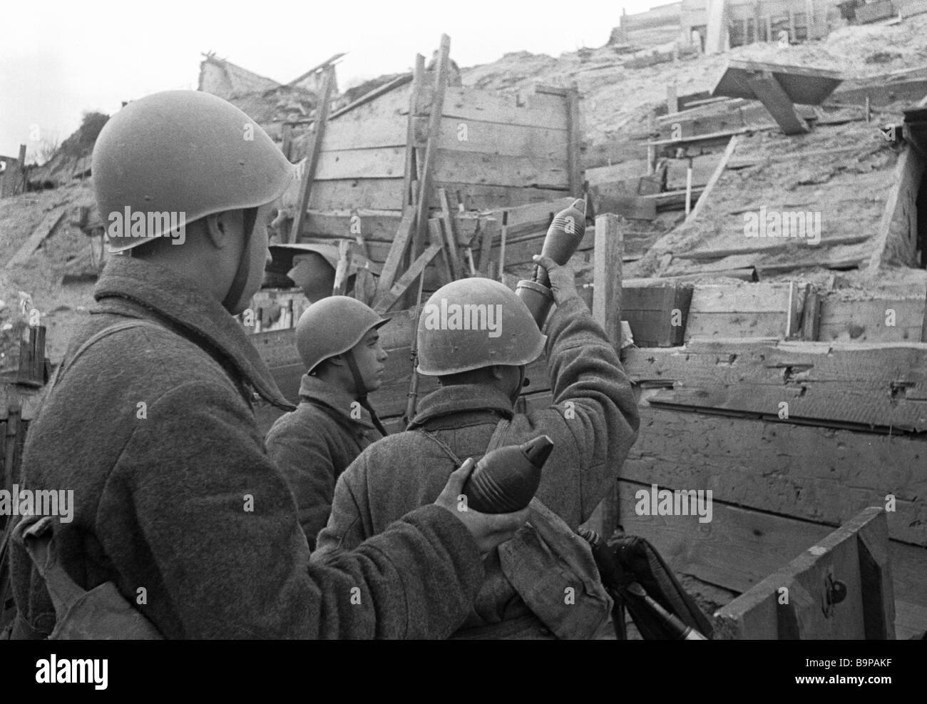 Soldiers preparing guns for a battle Stock Photo - Alamy