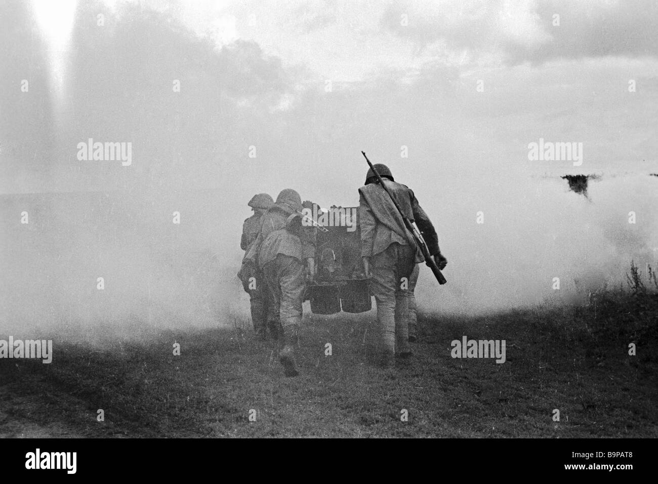 Solders drawing a gun to the battle position Stock Photo - Alamy