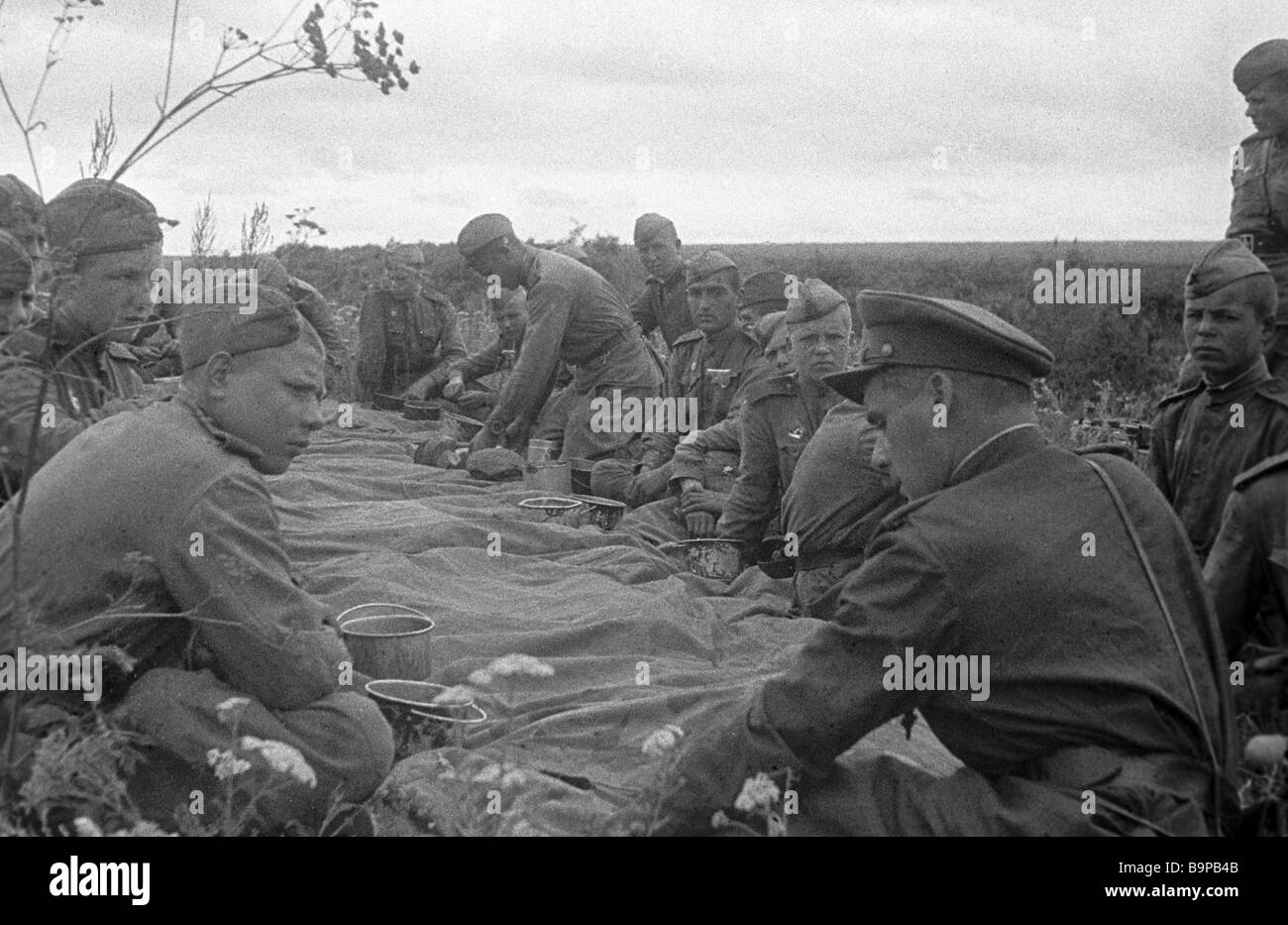 Soldiers during a break in battles Stock Photo - Alamy