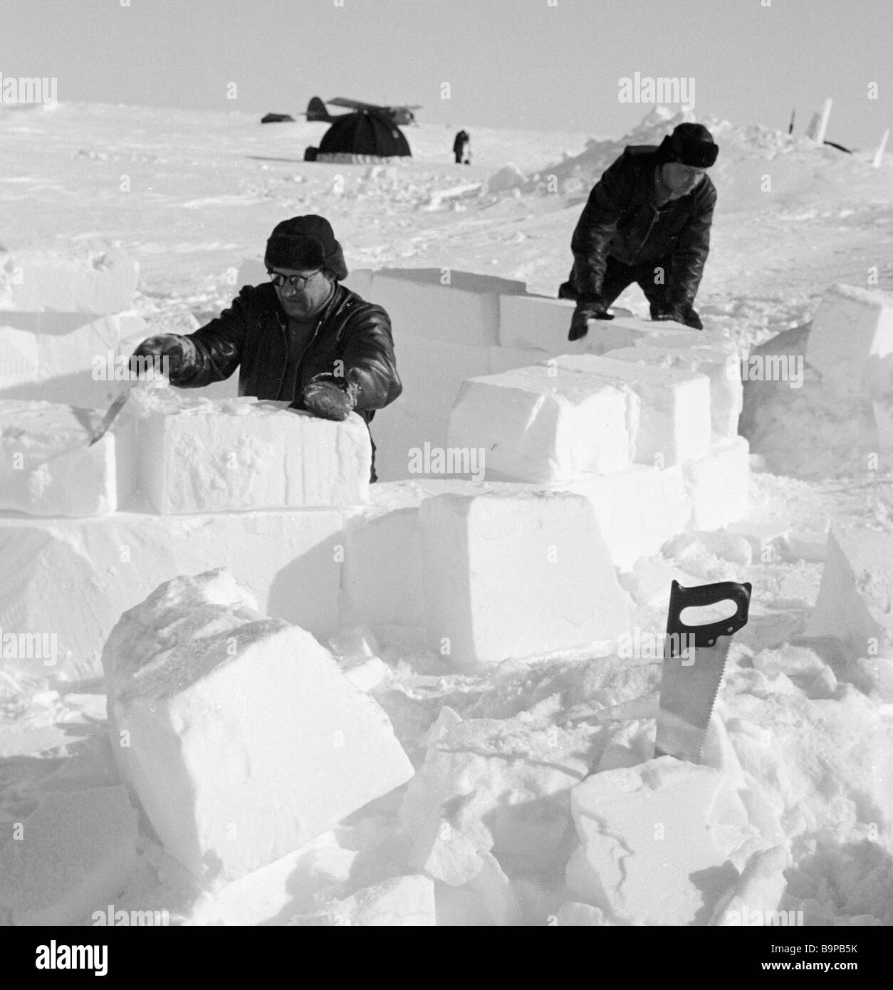 Constructing a snow bath house Severny Polyus 11 drifting polar station ...
