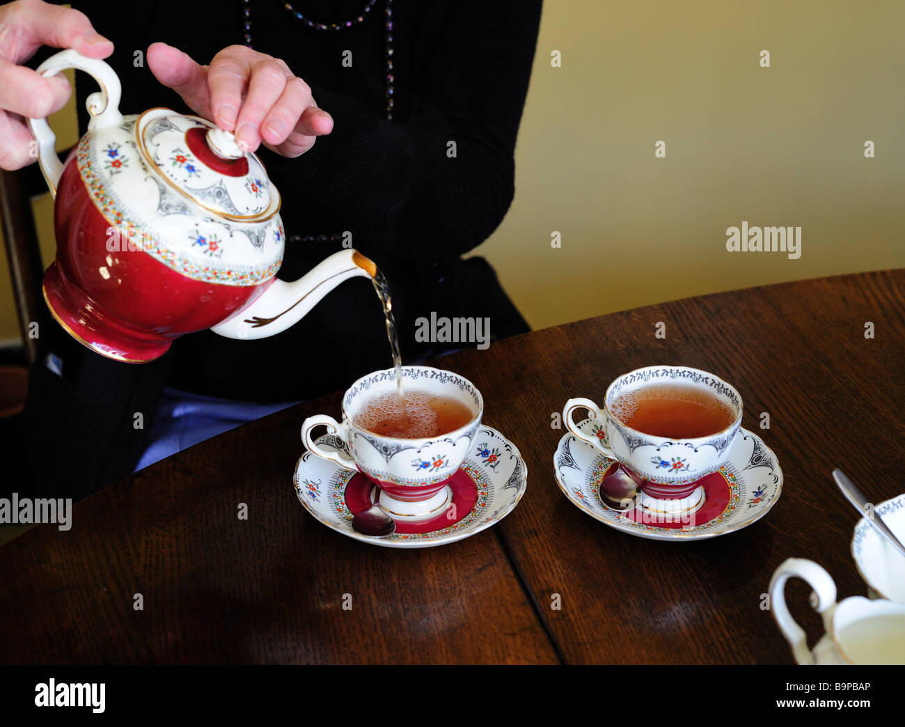 English lady tea hi-res stock photography and images - Alamy