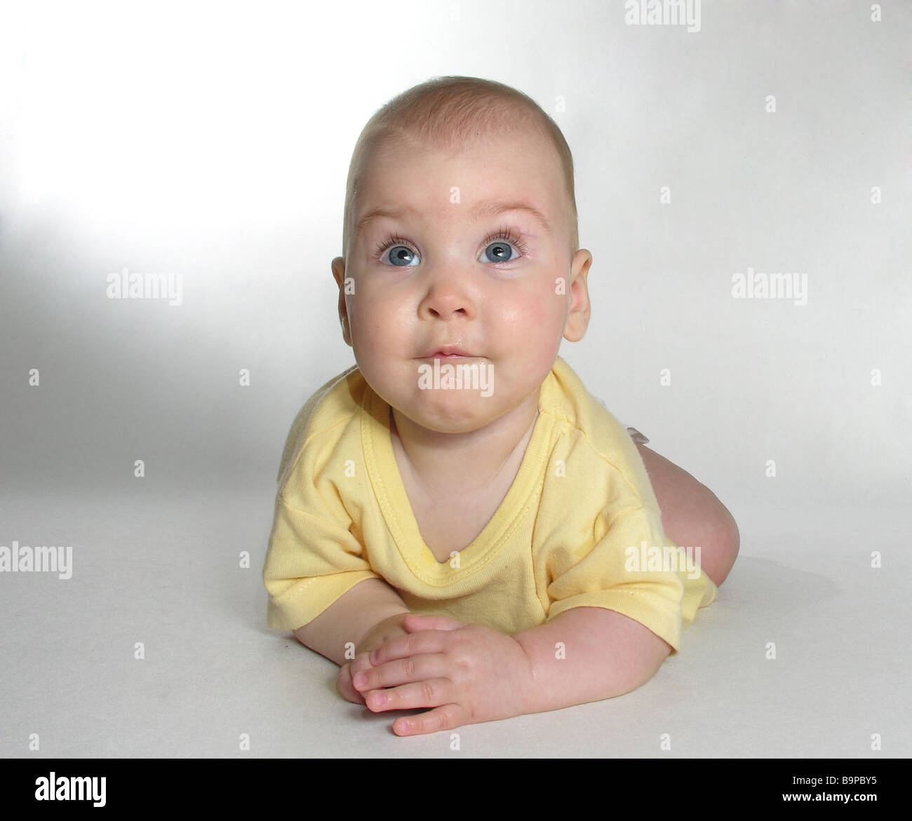 baby looking up Stock Photo - Alamy