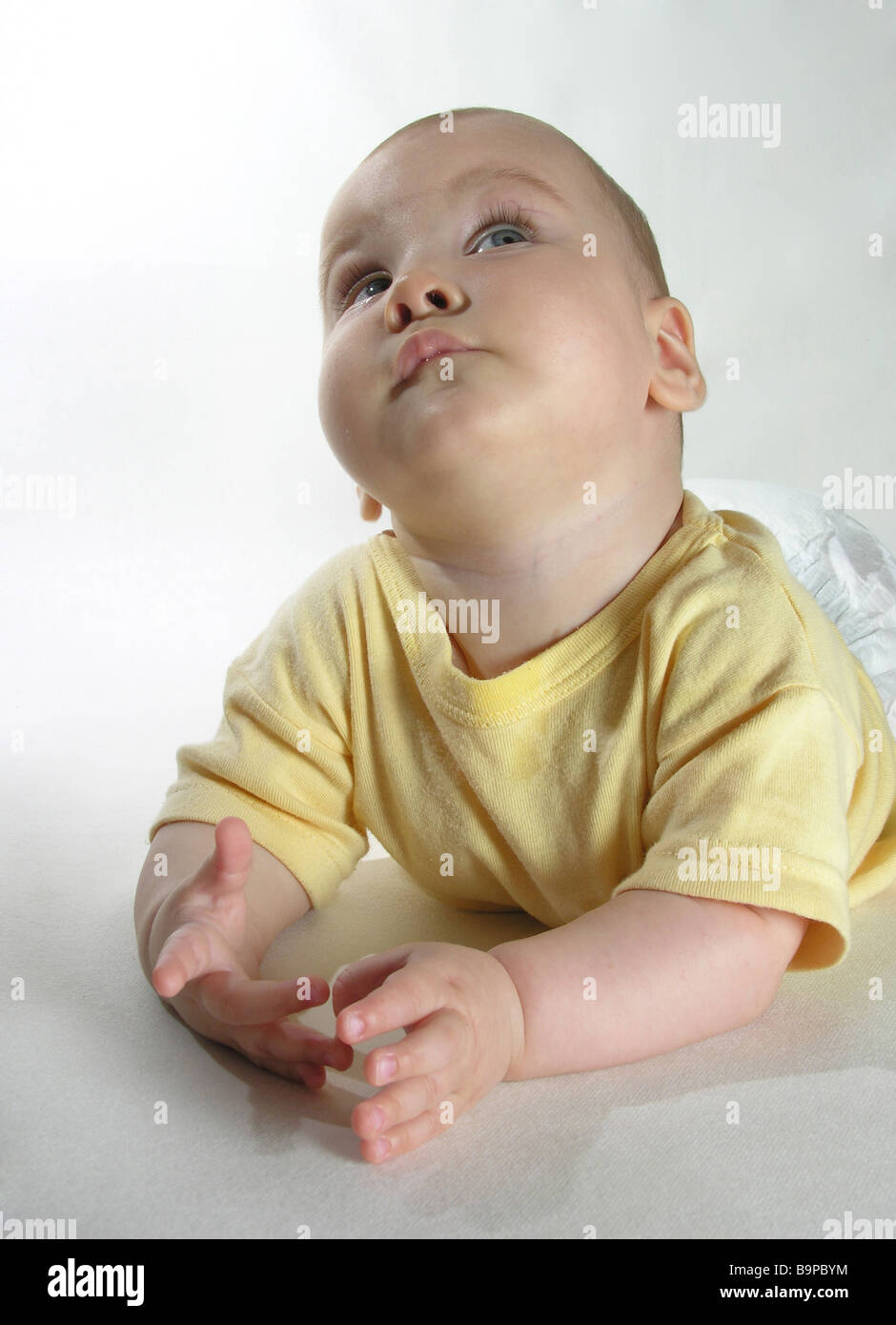 baby looking up Stock Photo - Alamy