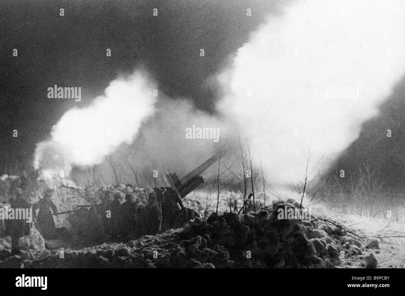 Soviet soldiers firing an artillery gun Stock Photo - Alamy