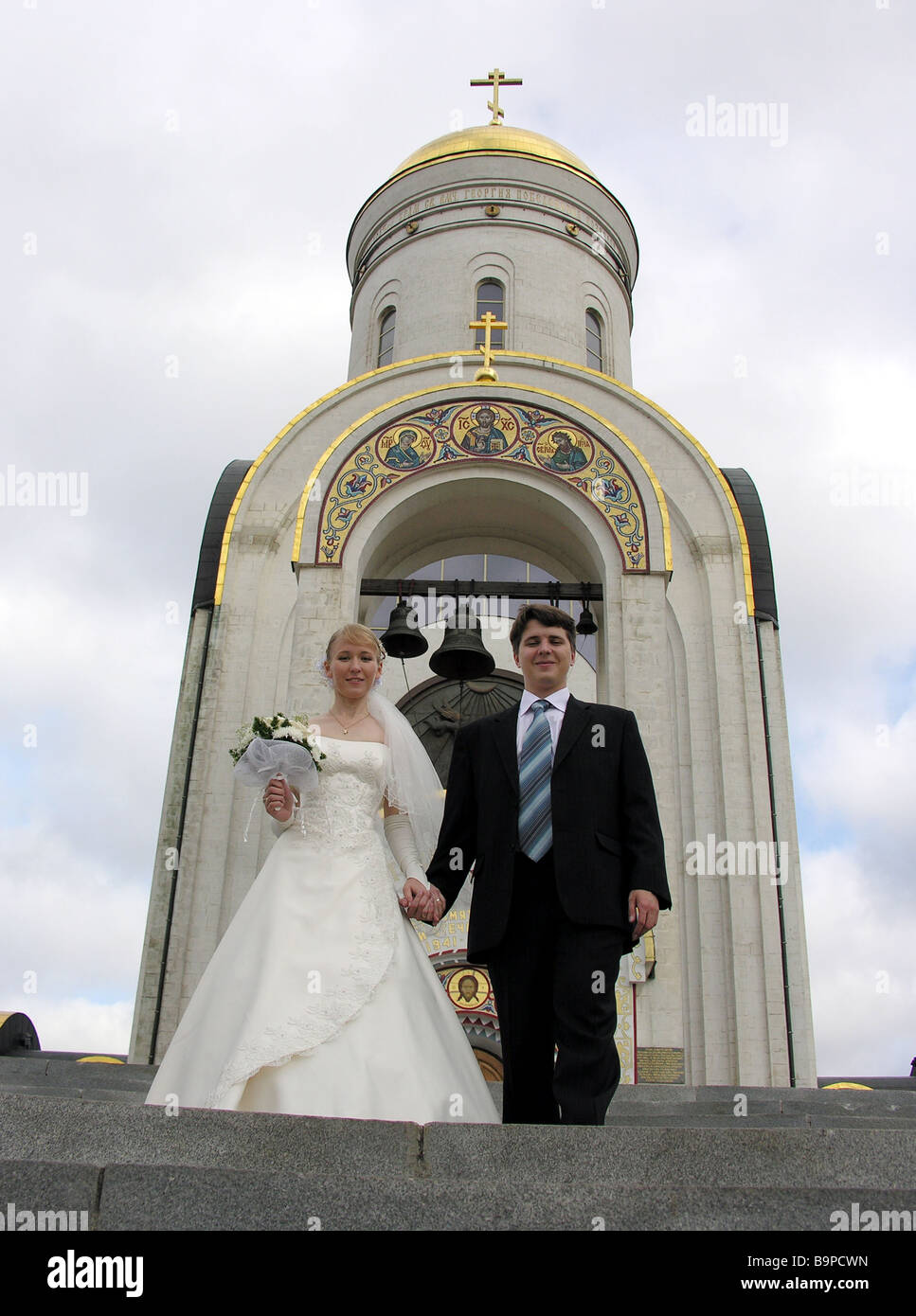 bride and groom and church Stock Photo - Alamy