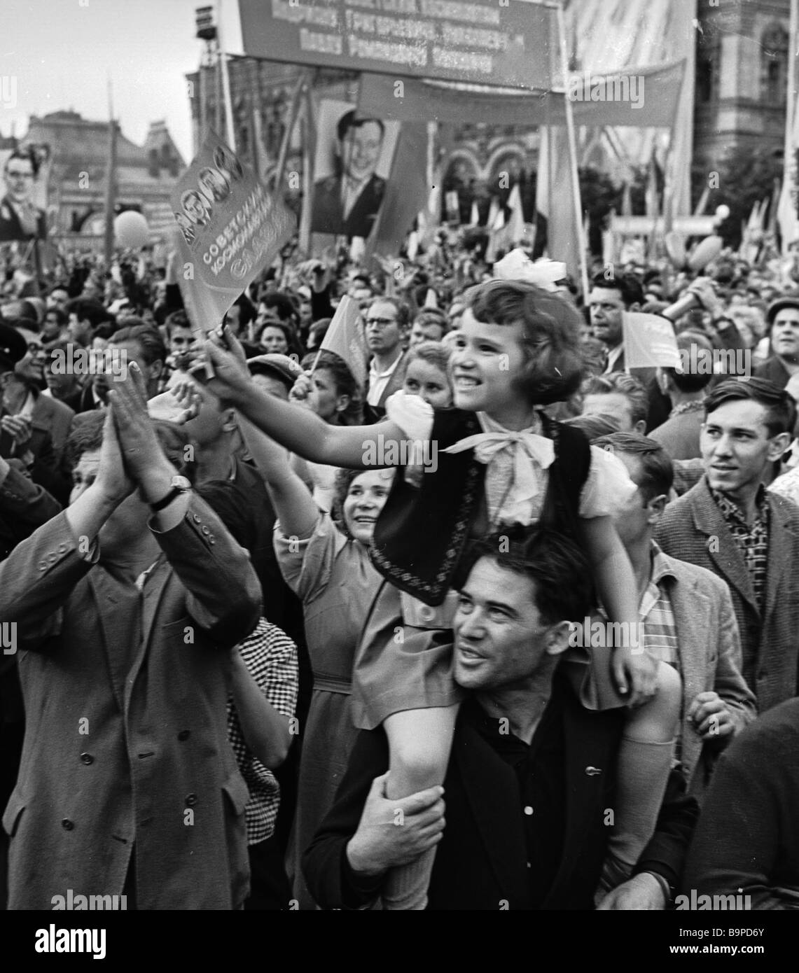 Moscow residents greet hero cosmonauts Andriyan Nikolayev and Pavel ...