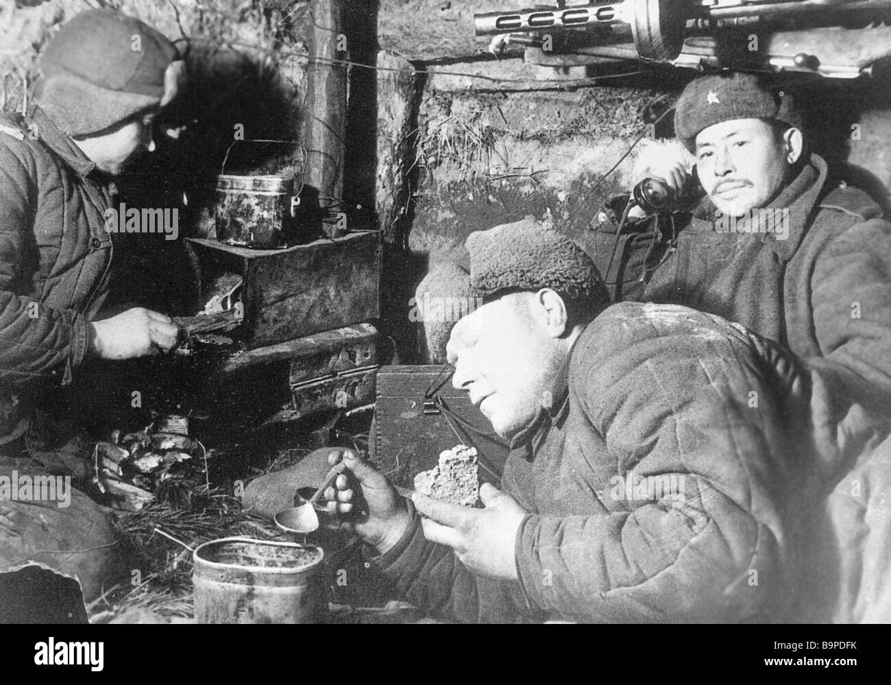 Soviet soldiers eat lunch in between fighting during the 1941 1945 ...