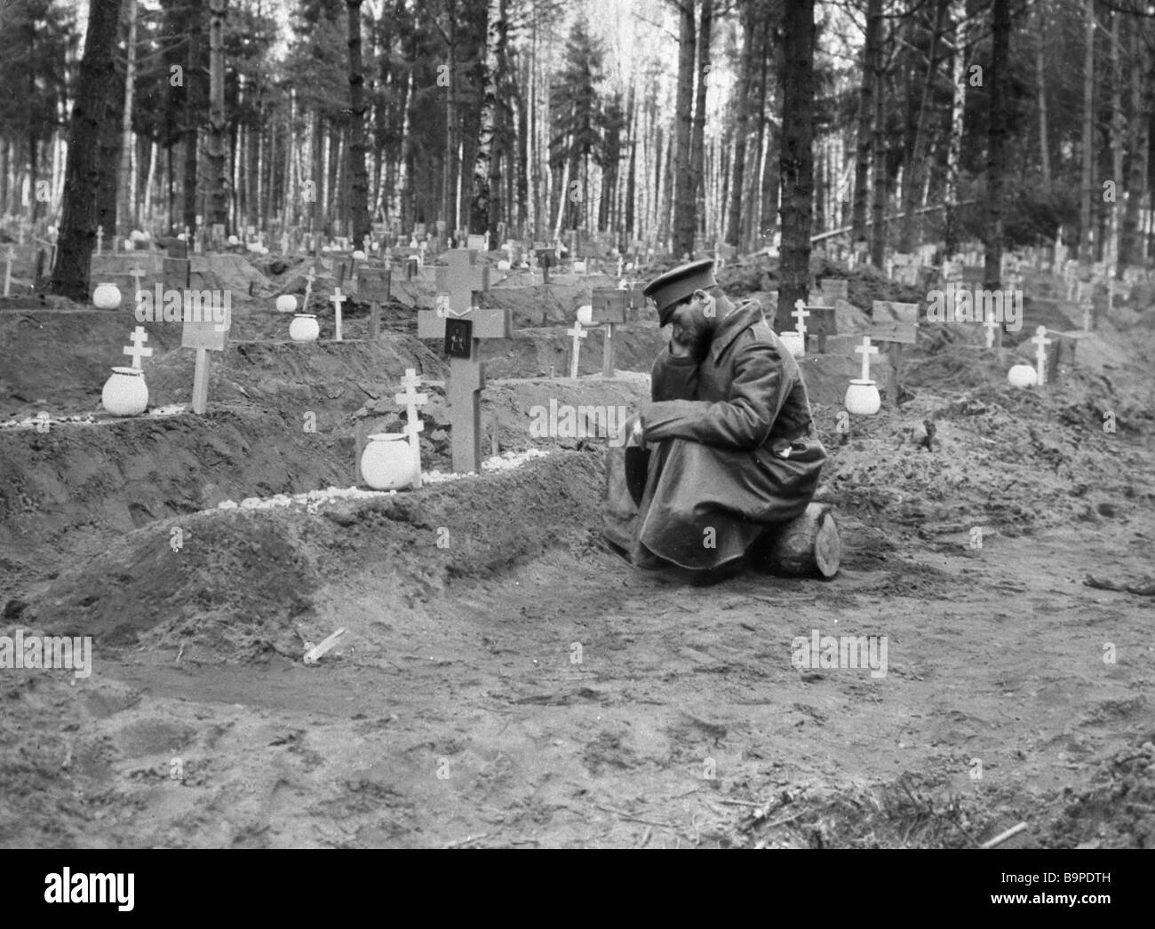 Soldier at a common graveyard WWI Stock Photo - Alamy