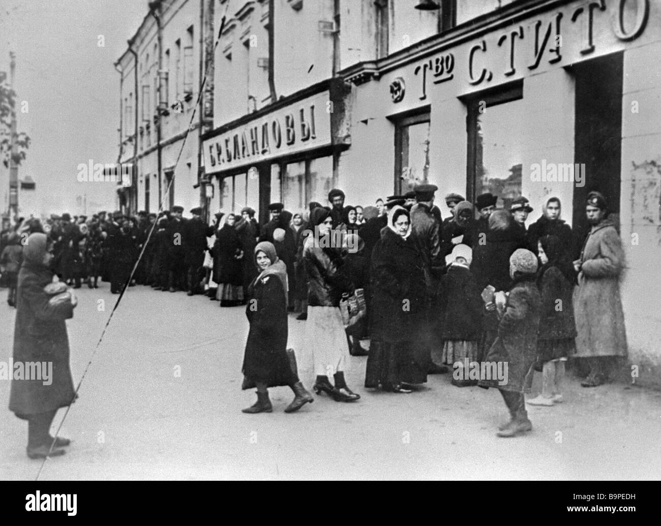 A bread line in Petrograd in 1917 Stock Photo - Alamy