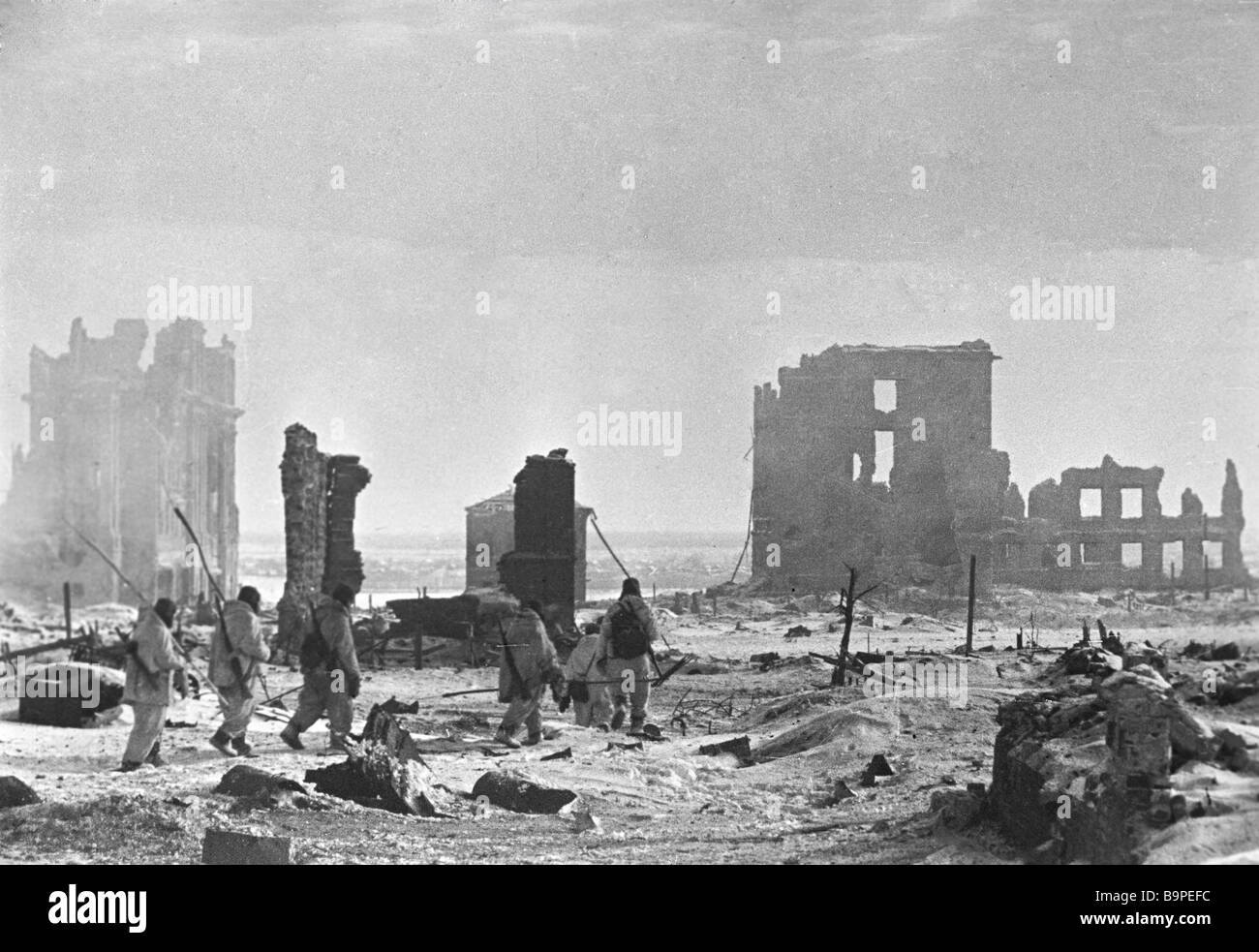 Soviet soldiers in the destroyed center of Stalingrad Stock Photo - Alamy