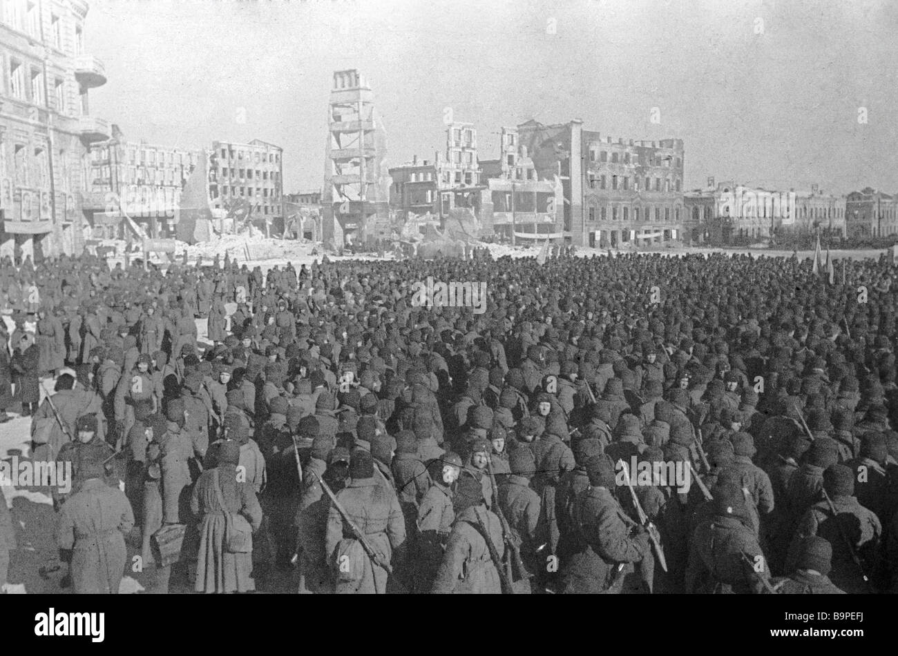 Soviet soldiers at a rally in liberated Stalingrad Stock Photo - Alamy
