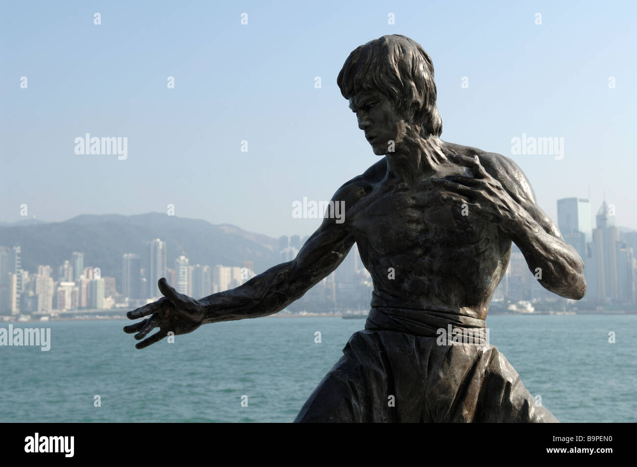 Bruce Lee statue in Hong Kong Stock Photo - Alamy