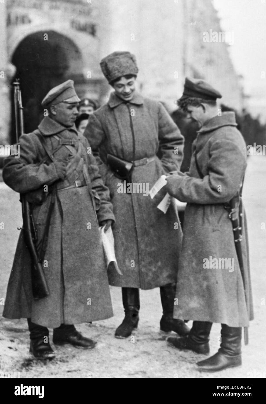 Armed Red Army guards read leaflets in the streets of Petrograd Stock ...
