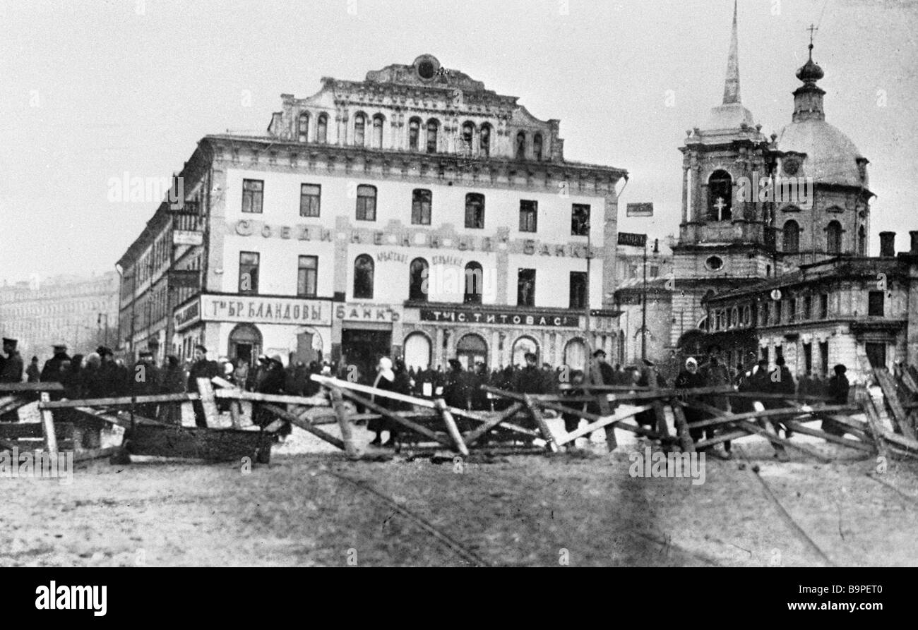 Barricades in Arbat square during the October battles Stock Photo - Alamy