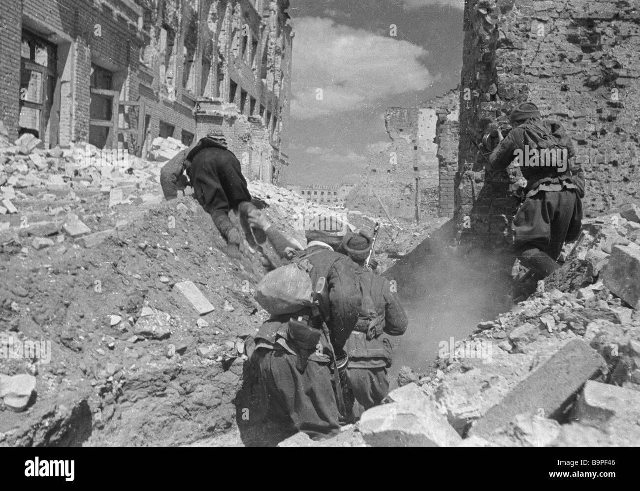 Soviet soldiers move amidst ruins on a Stalingrad street Stock Photo ...