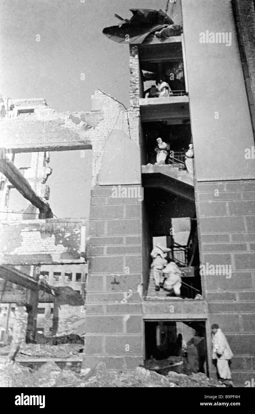Soviet soldiers fighting in the streets of Stalingrad Stock Photo - Alamy