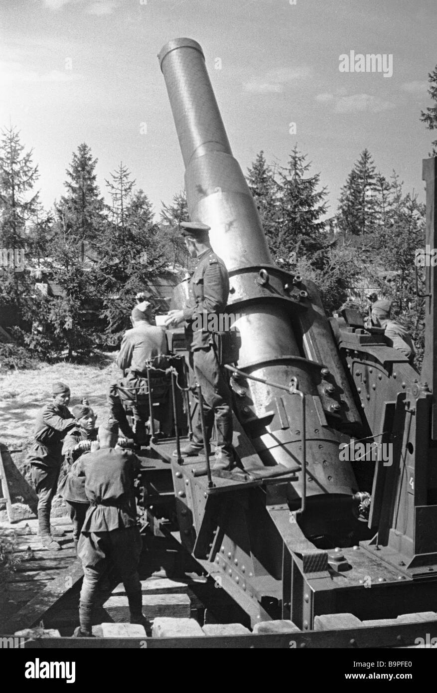 Soviet soldiers aiming a trophy Nazi howitzer at German positions The ...