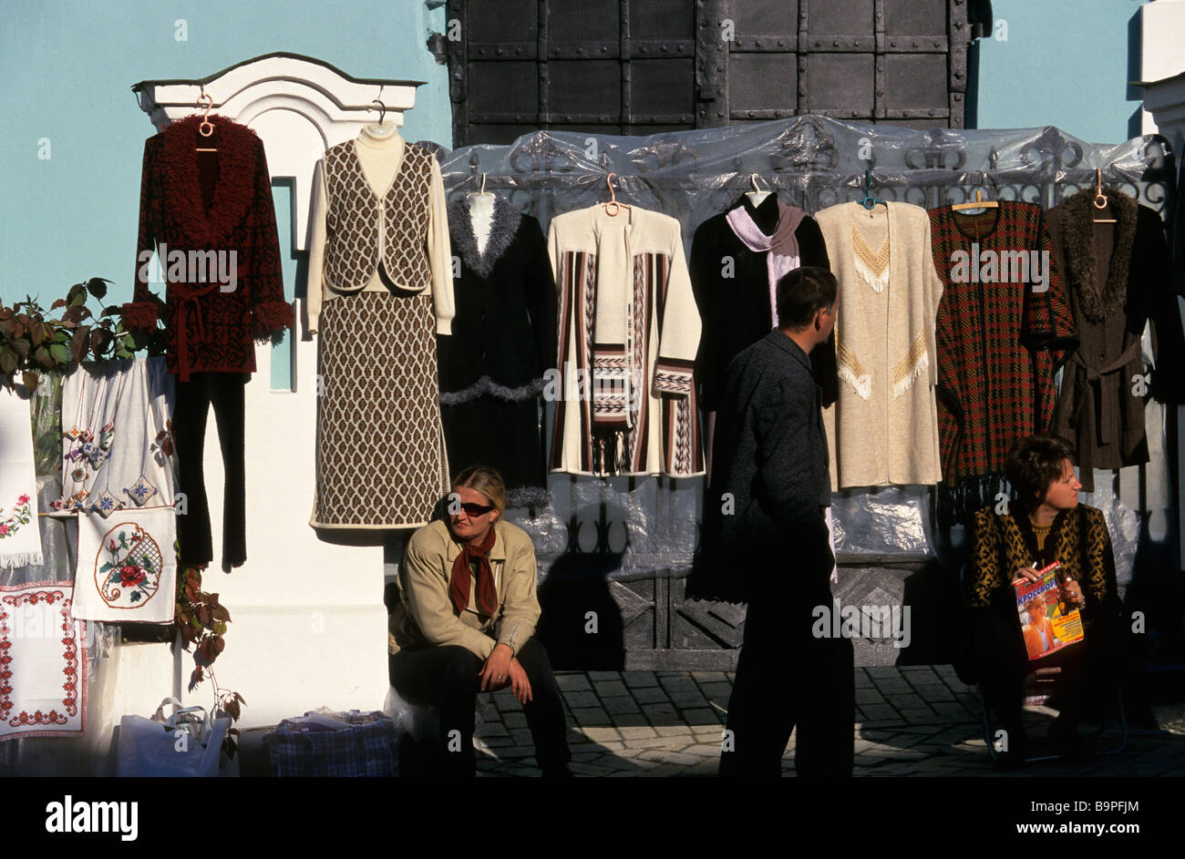 Street clothes vendor hi-res stock photography and images - Alamy