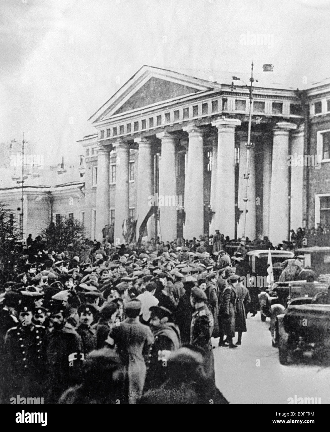 Manifestation of revolutionary troops in front of the State Duma ...